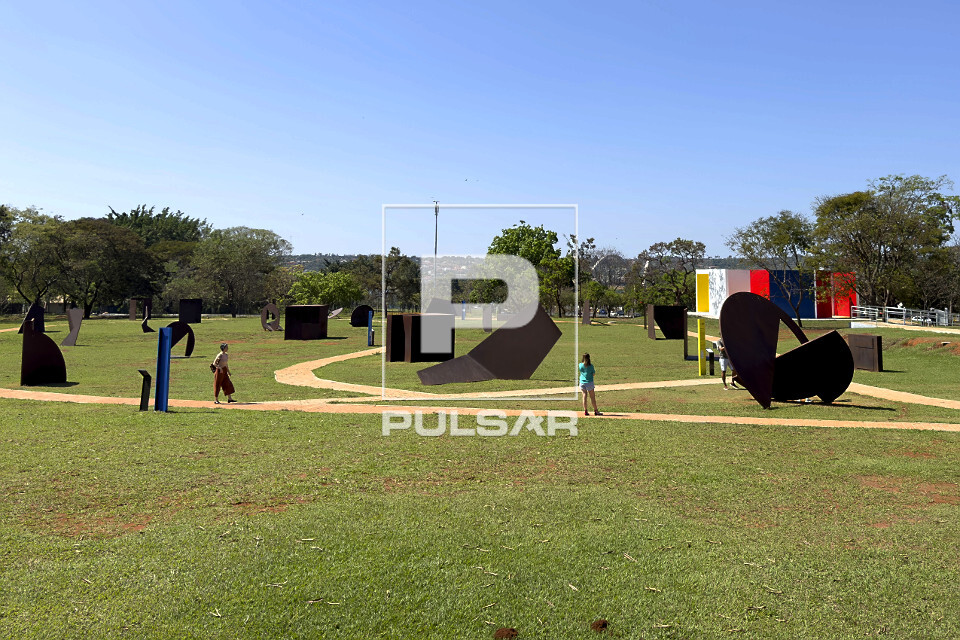 Esculturas da exposição - O jardim de Amilcar de Castro neoconcreto sob ...