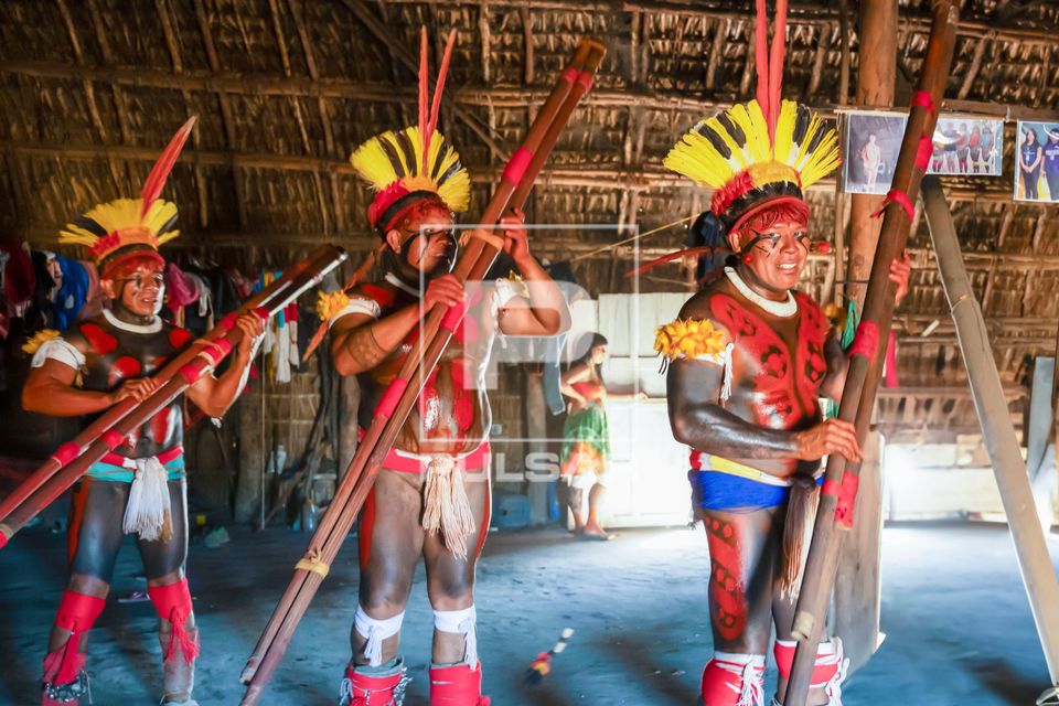 Indígenas Kamayurá segurando flauta Uruá usada no ritual do Kuarup no ...