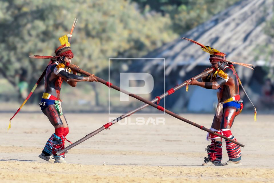 Indígenas Kamayurá tocando flauta Uruá e dançando no ritual do Kuarup ...