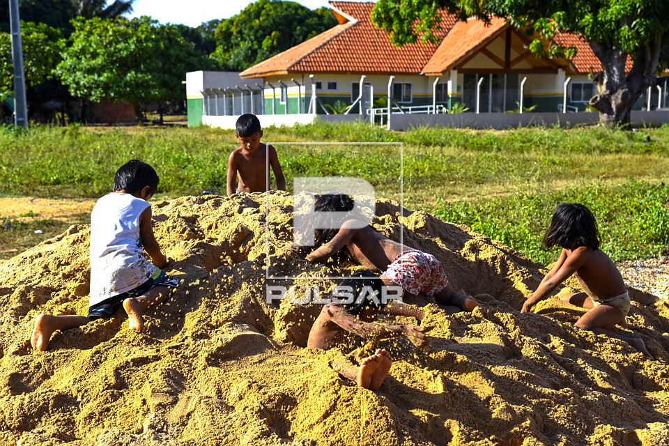 Crianças indígenas da etnia Xerente na Aldeia Funil brincando em areia ...